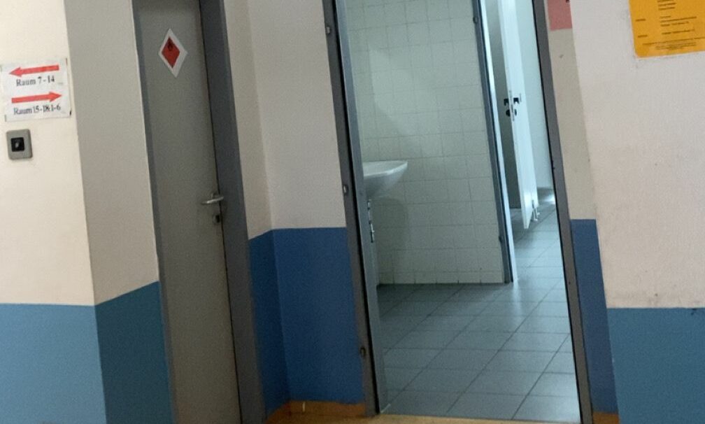 WC-Tür abmontiert: Schüler müssen Uhrzeit angeben, wenn sie aufs Klo ...