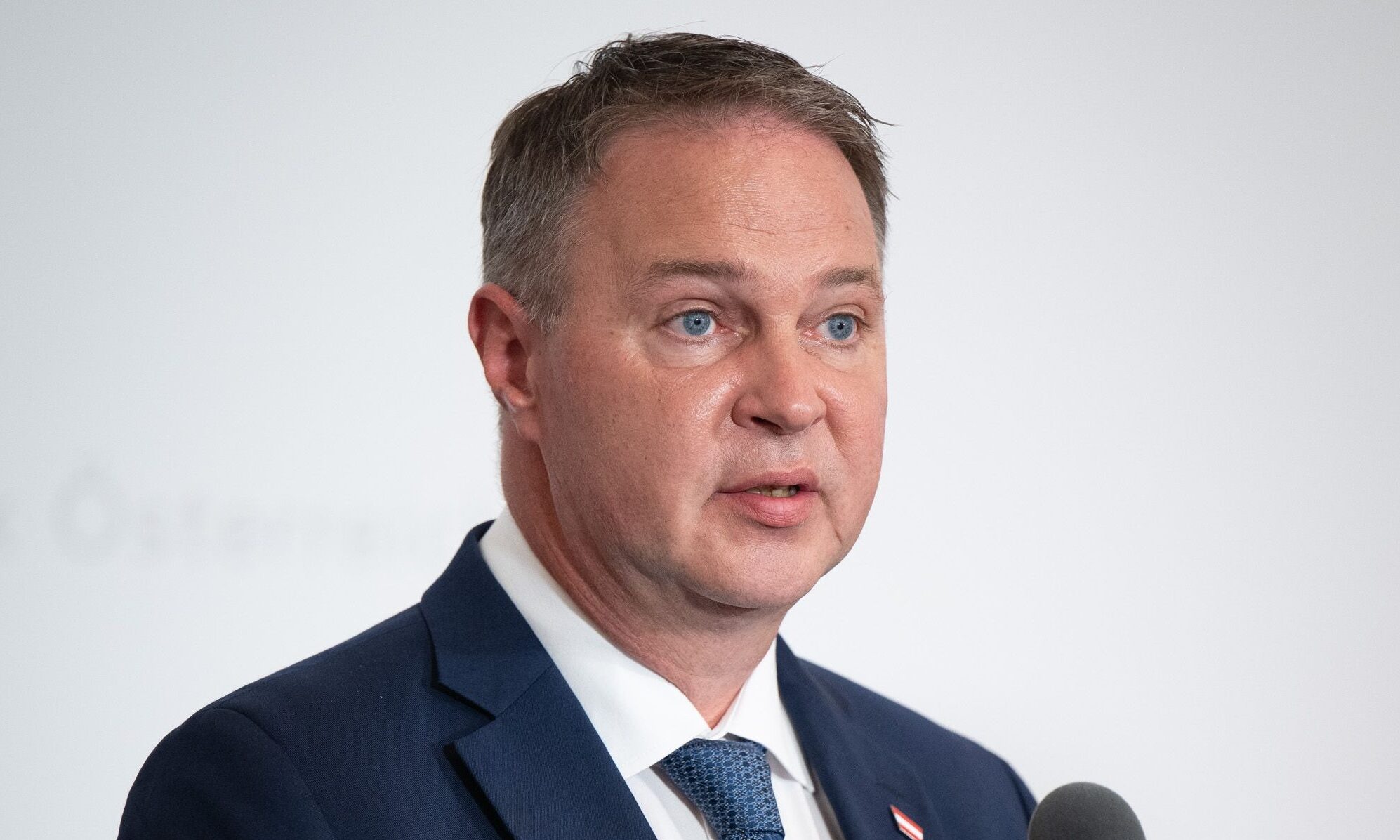 Rückenschmerzen von Stocker machten Babler zum Bundeskanzler - Unzensuriert
